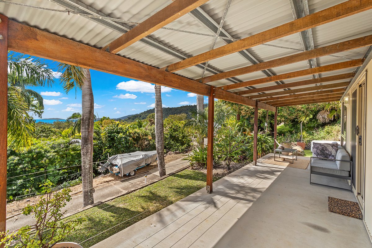 33 Manooka Drive, CANNONVALE QLD 4802