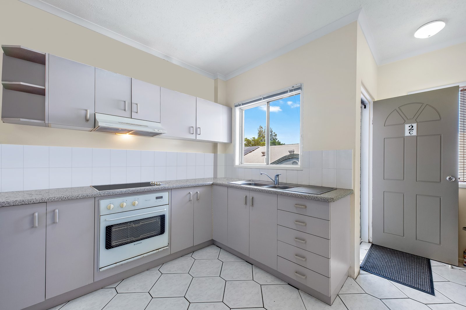 2c/8-10 Island Drive, CANNONVALE QLD 4802